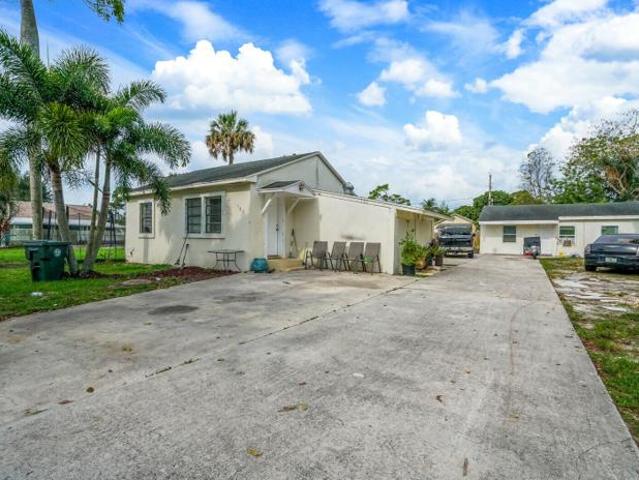 131 Walker Ave, Greenacres, FL 33463