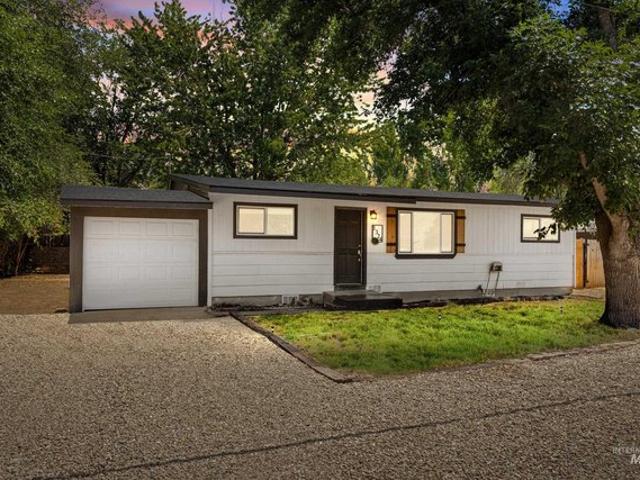 1324 N Bonneville St, Nampa, ID 83651
