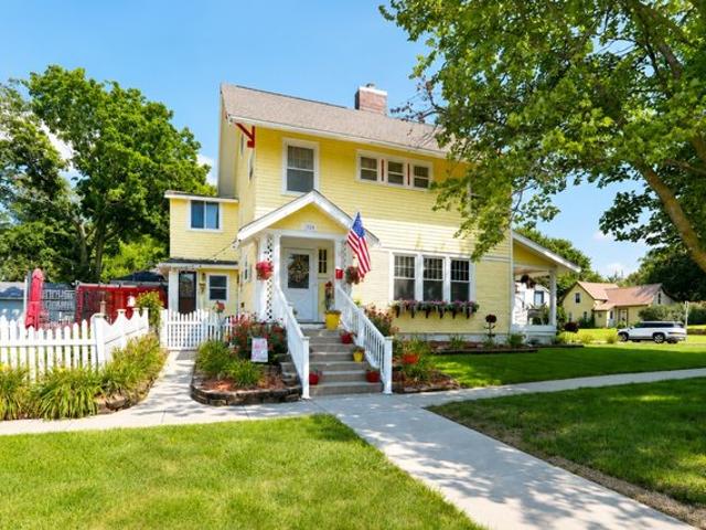 1324 Dewey Ave, Perry, IA 50220