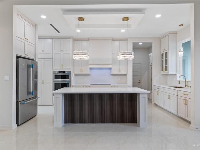 1324 E Acacia Drive