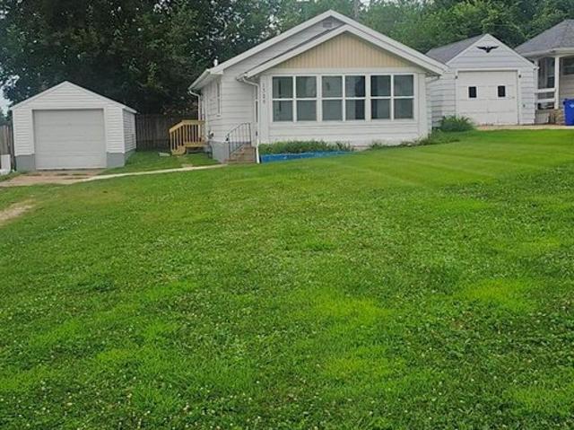 1325 Maplewood Dr NE, Cedar Rapids, IA 52402