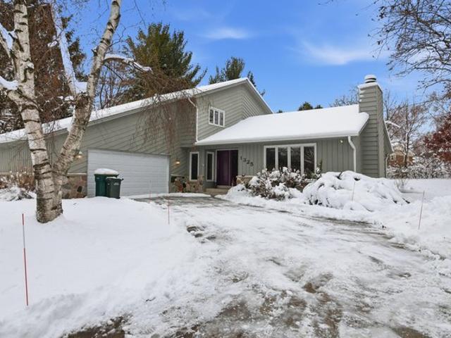 1325 Stirling Ct, West Bend, WI 53095
