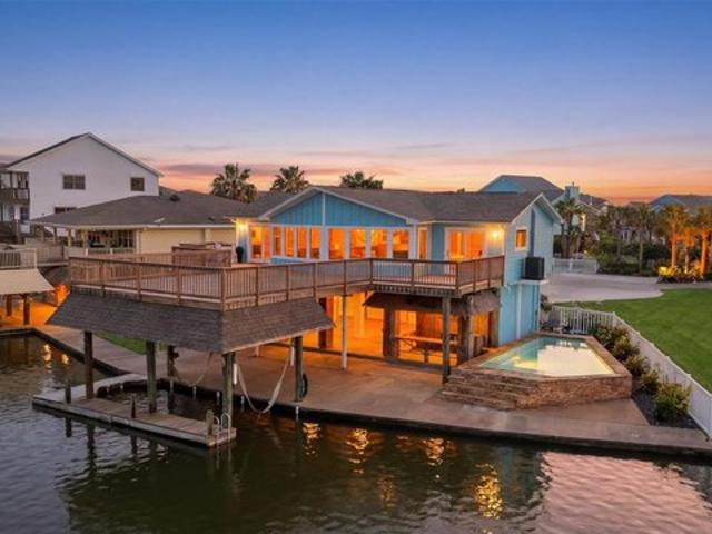 1326 Hawaii Dr, Tiki Island, TX 77554