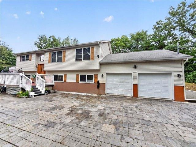 1326 Hilltop Dr, Tobyhanna, PA 18334