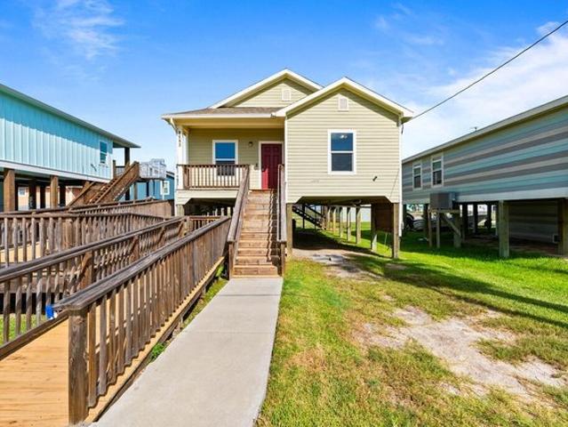 1326 S Live Oak St, Rockport, TX 78382