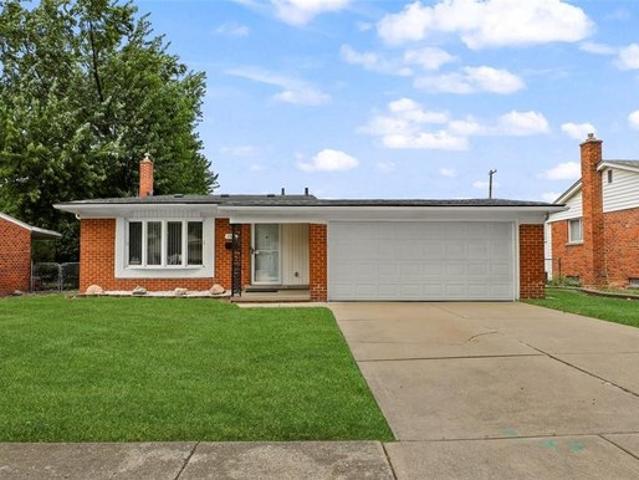 1326 W Elmwood Ave, Clawson, MI 48017