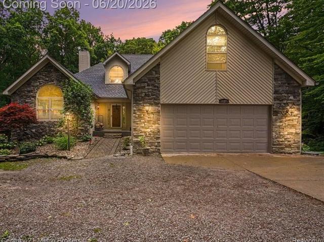 13275 Old Oaks Dr, Tyrone Township, MI 48430