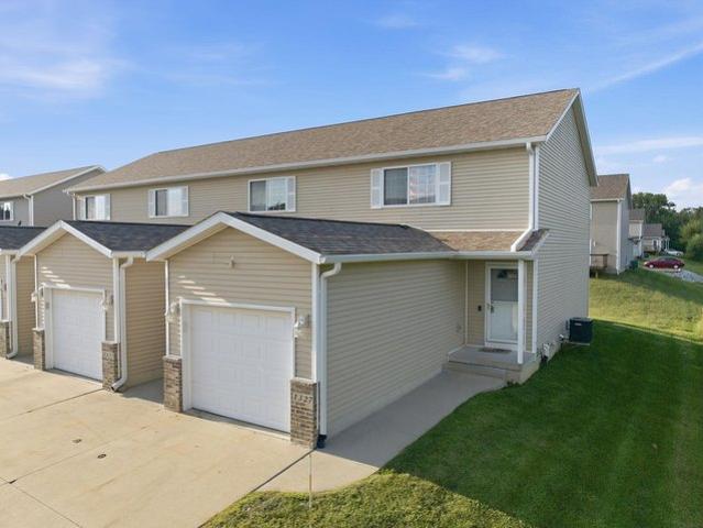 1327 Creekside Ct, Waterloo, IA 50702