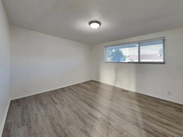 1327 W Barry Ave, Chicago, IL 60657