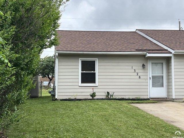 1328 E 25th Ter, Lawrence, KS 66046