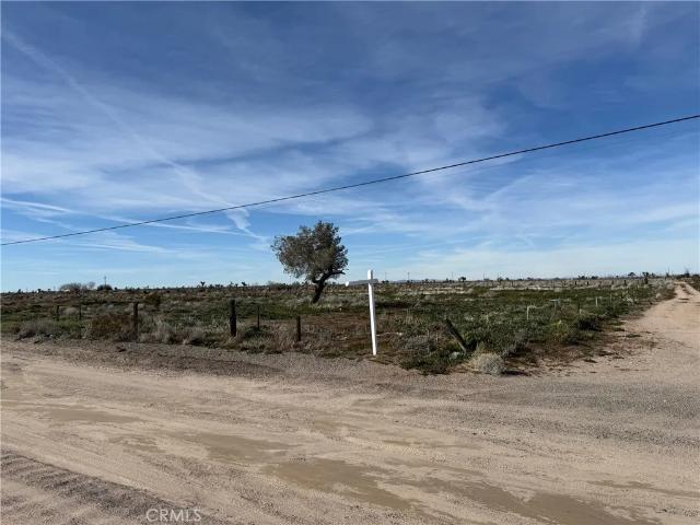 13290 Smoke Tree Rd, Victorville, CA 92392 | MLS #HD26040