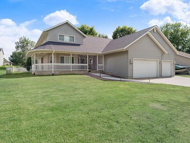 1329 Springwood Ln, Faribault, MN 55021