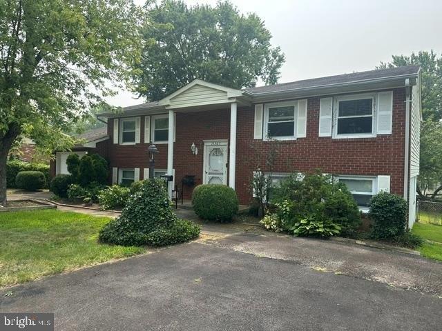 13203 Hillendale Dr, Woodbridge, VA 22193