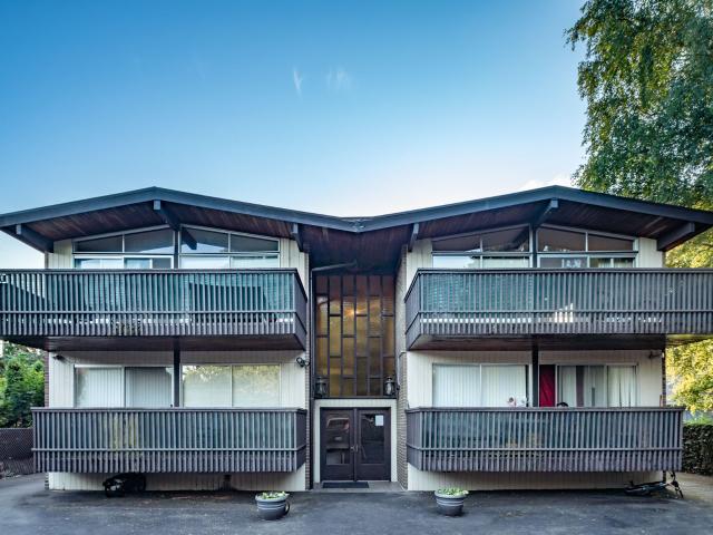 13202 JUST BLOCKS TO CARKEEK PARK AND CENTRALLY LOCATED