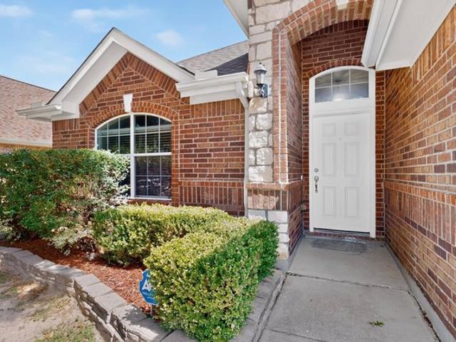 1320 Clearwater Dr, Grand Prairie, TX 75052