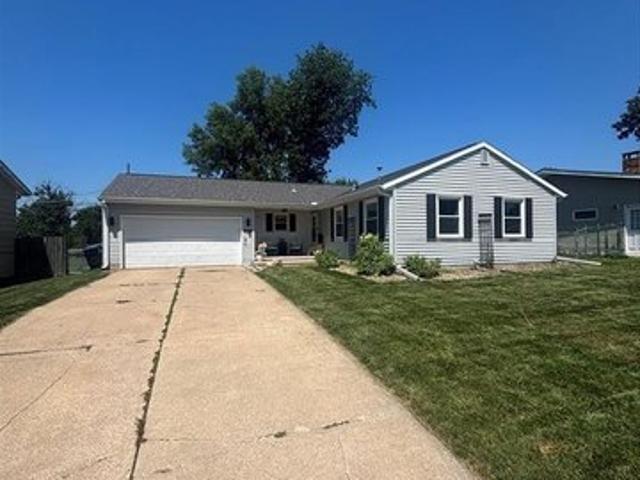 1320 Country Club Dr, Marion, IA 52302
