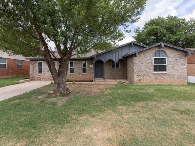 1320 Edgehill Trl, Iowa Park, TX 76367