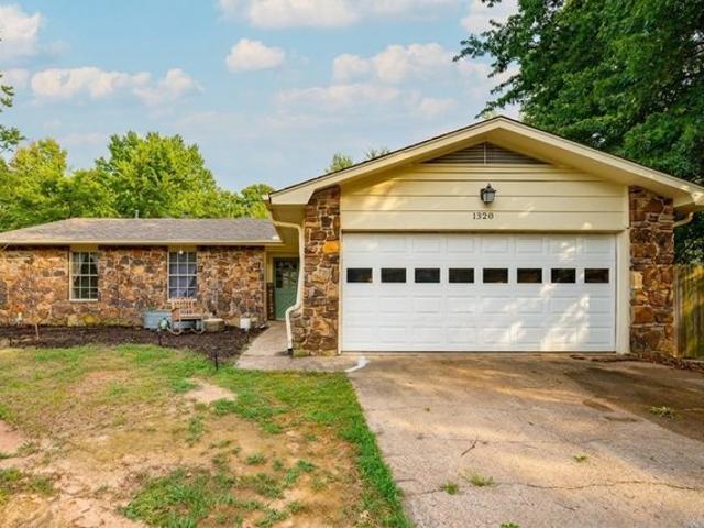 1320 Sunset Dr, Conway, AR 72034