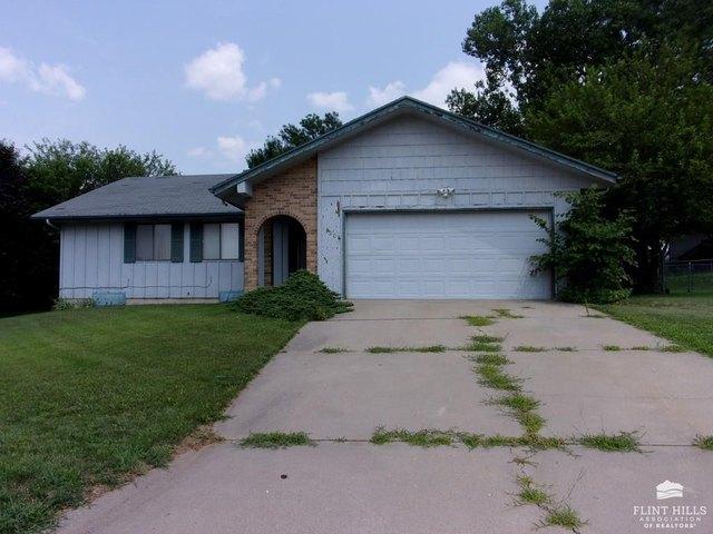 1320 Skyline Cir, Junction City, KS 66441