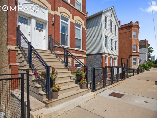 1320 W Chestnut St 1R, Chicago, IL