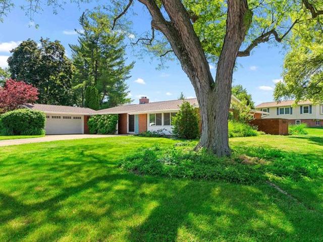 1320 W Holly Hedges Dr, Peoria, IL 61614