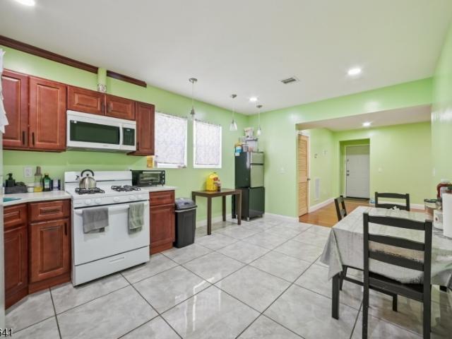 1321 Clinton Ave # 2