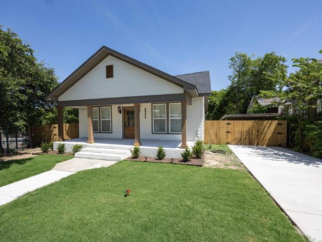 1321 E Magnolia Avenue