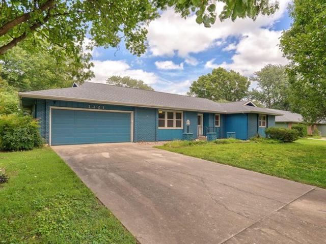 1321 E Walnut Lawn St, Springfield, MO 65804