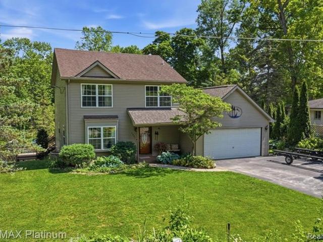 1321 Glen Oak Dr, Rose Township, MI 48442