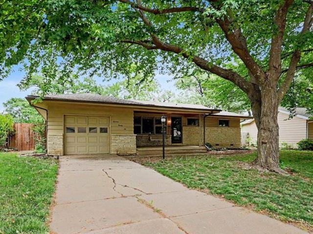 1322 N Lakeview Dr, Derby, KS 67037