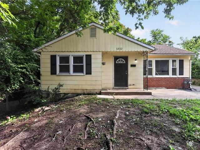 1322 E 82nd St, Kansas City, MO 64131