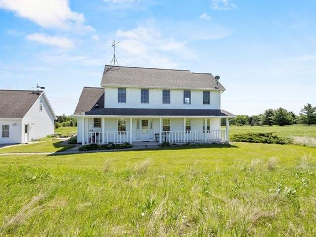 1322 S Lake Michigan Dr, Town of Clay Banks, WI 54235