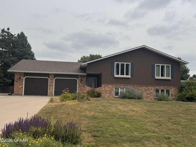 1323 Noble Cv, Grand Forks, ND 58201