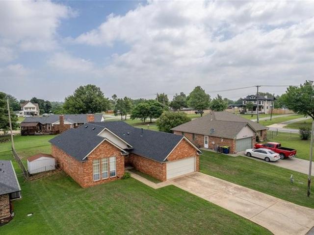 1323 E Oak St, El Reno, OK 73036