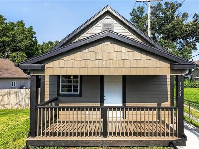 1323 S 38th St, Kansas City, KS 66106