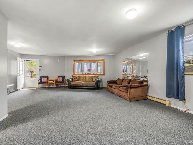 132 14 Farmers Boulevard | Compass