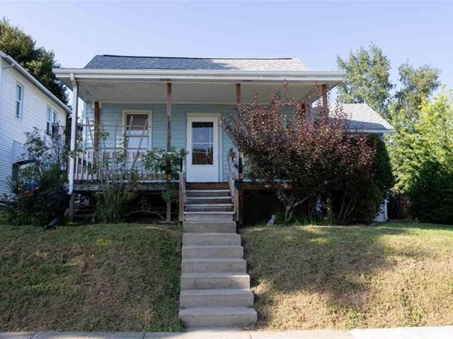 132 E Wilson St, Oxford, IA 52322