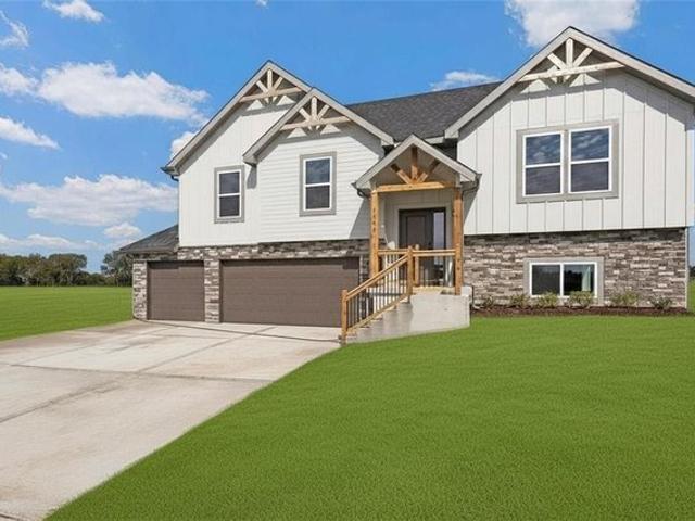 132 SE Nelson Dr, Blue Springs, MO 64014