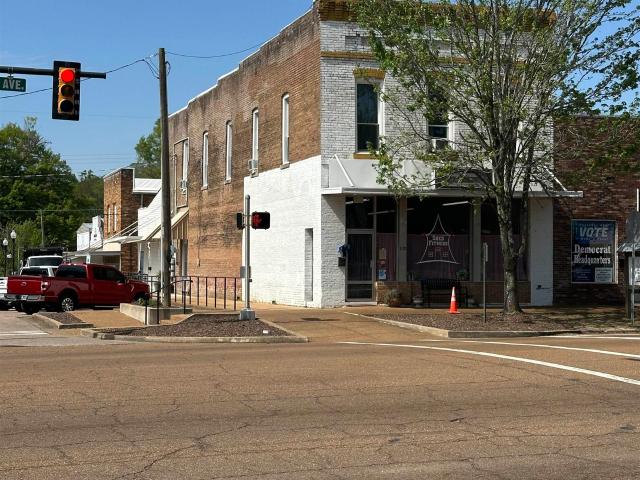 132 w court ave