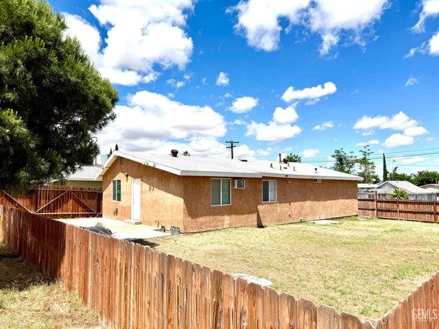 132 Wood St, Taft, CA 93268