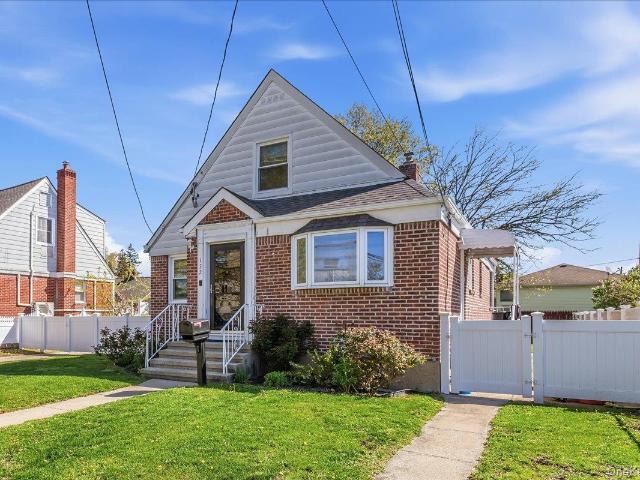 132 Wardwell Rd, Mineola, NY 11501 | MLS #981088 | Compass