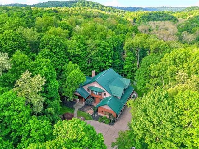 132 Twin Oaks Ln, Trafford, PA 15085