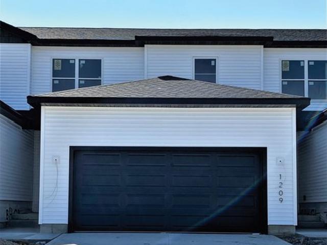 1336 E 28th St, Norwalk, IA 50211