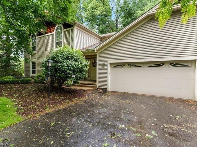 1338 Fox Run Dr, Youngstown, OH 44512