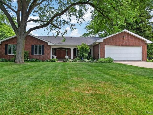 1330 Meadow Green Ln, Linden, MI 48451