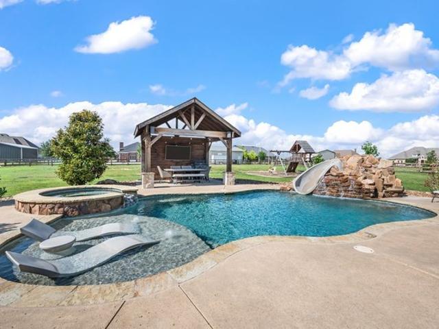 13310 McAllen Ln, Justin, TX 76247