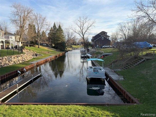13328 Wendell Dr, Fenton, MI 48430