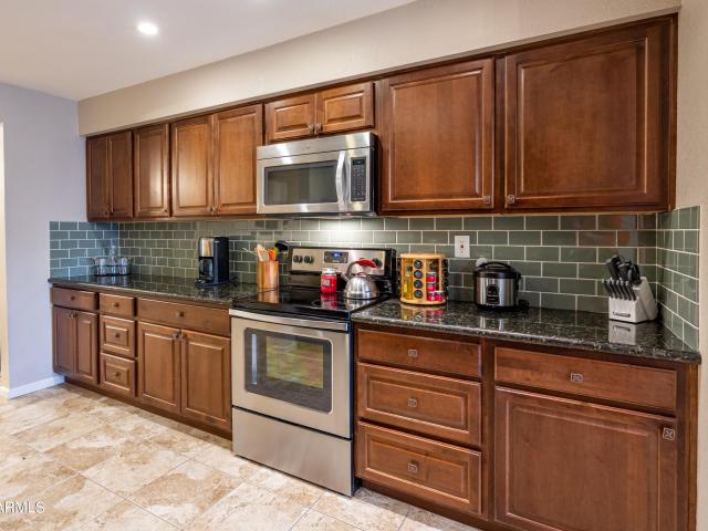 1332 W 6TH Street