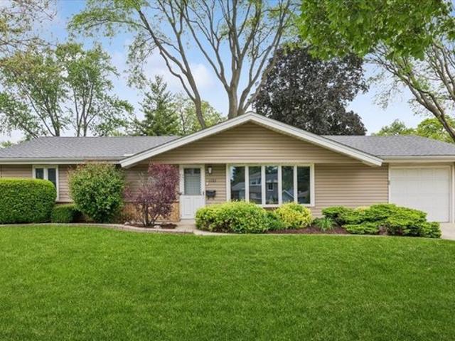 1332 W Weathersfield Way, Schaumburg, IL 60193