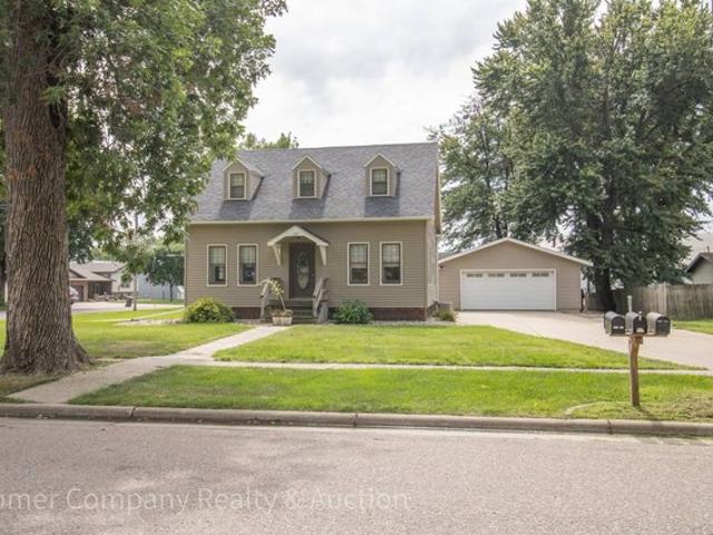 1332 1st St, Hull, IA 51239